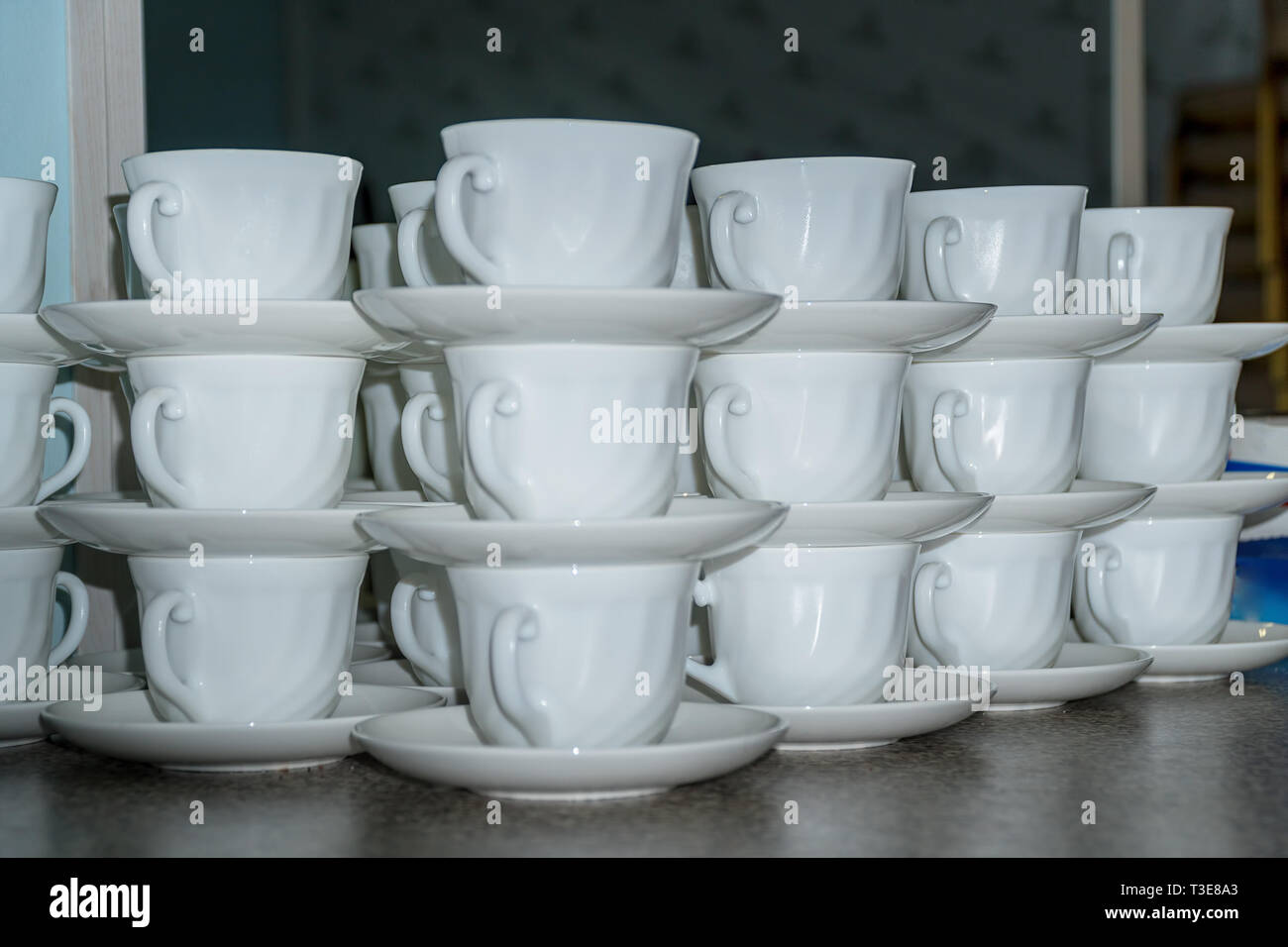 Group empty white cups hi-res stock photography and images - Alamy