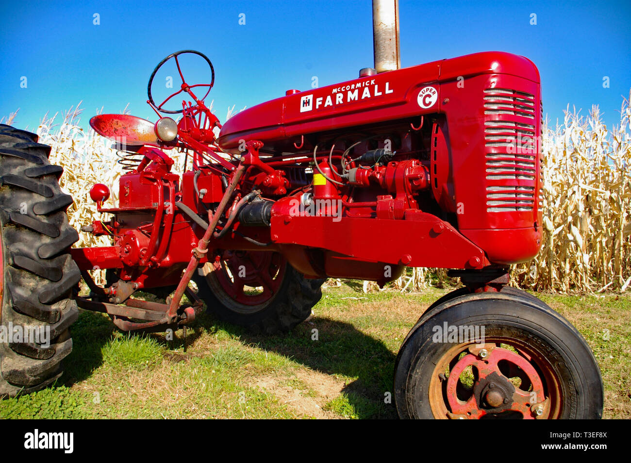 Mccormick farmall tractor hi-res stock photography and images - Alamy