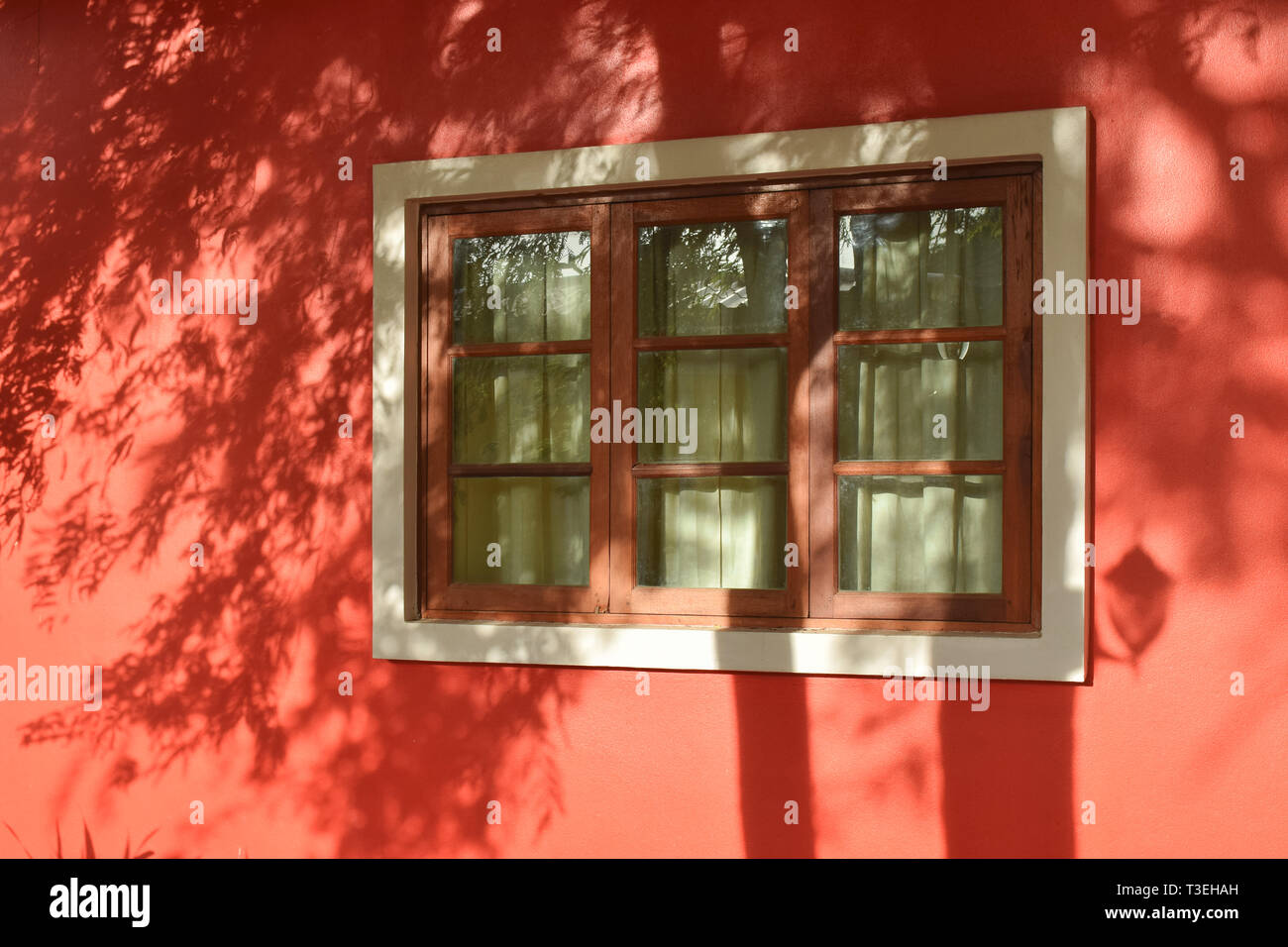 Red_wall hi-res stock photography and images - Alamy