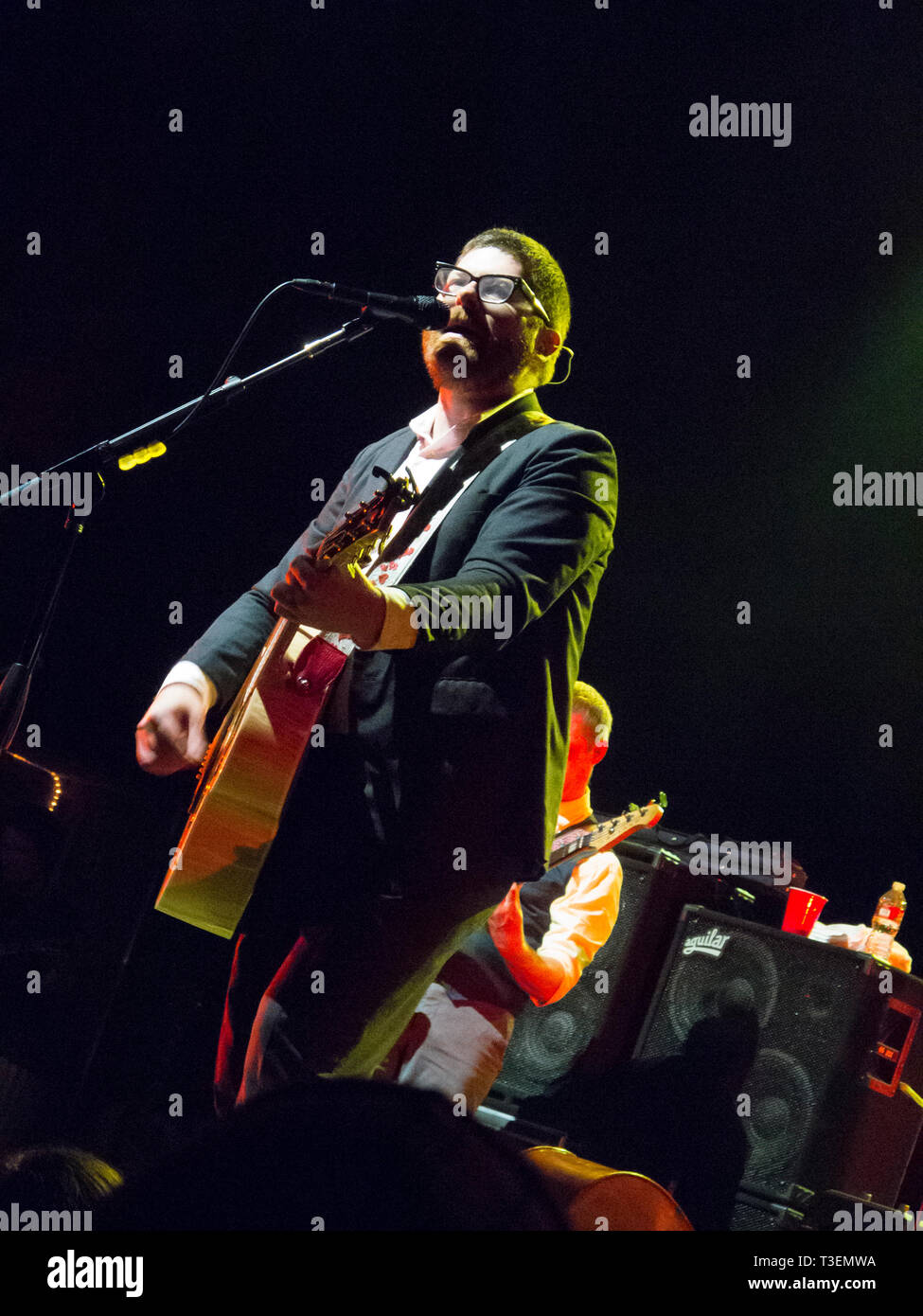 Playing guitar folk music man hi-res stock photography and images - Alamy