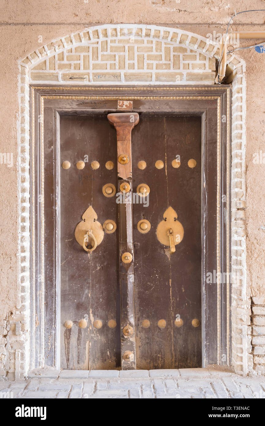 Door in old town of Yazd, Iran Stock Photo - Alamy