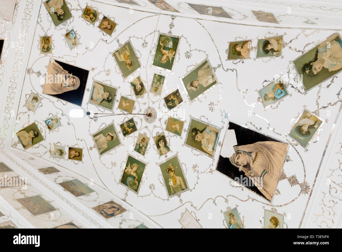 Lari hi-res stock photography and images - Alamy