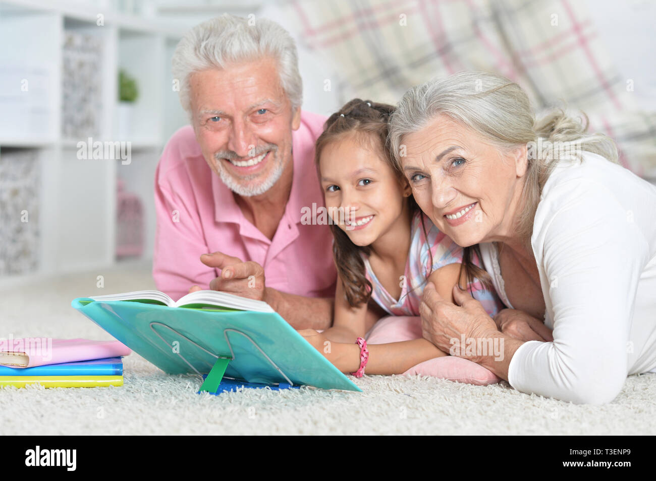 Grandparents reading to children hi-res stock photography and images ...
