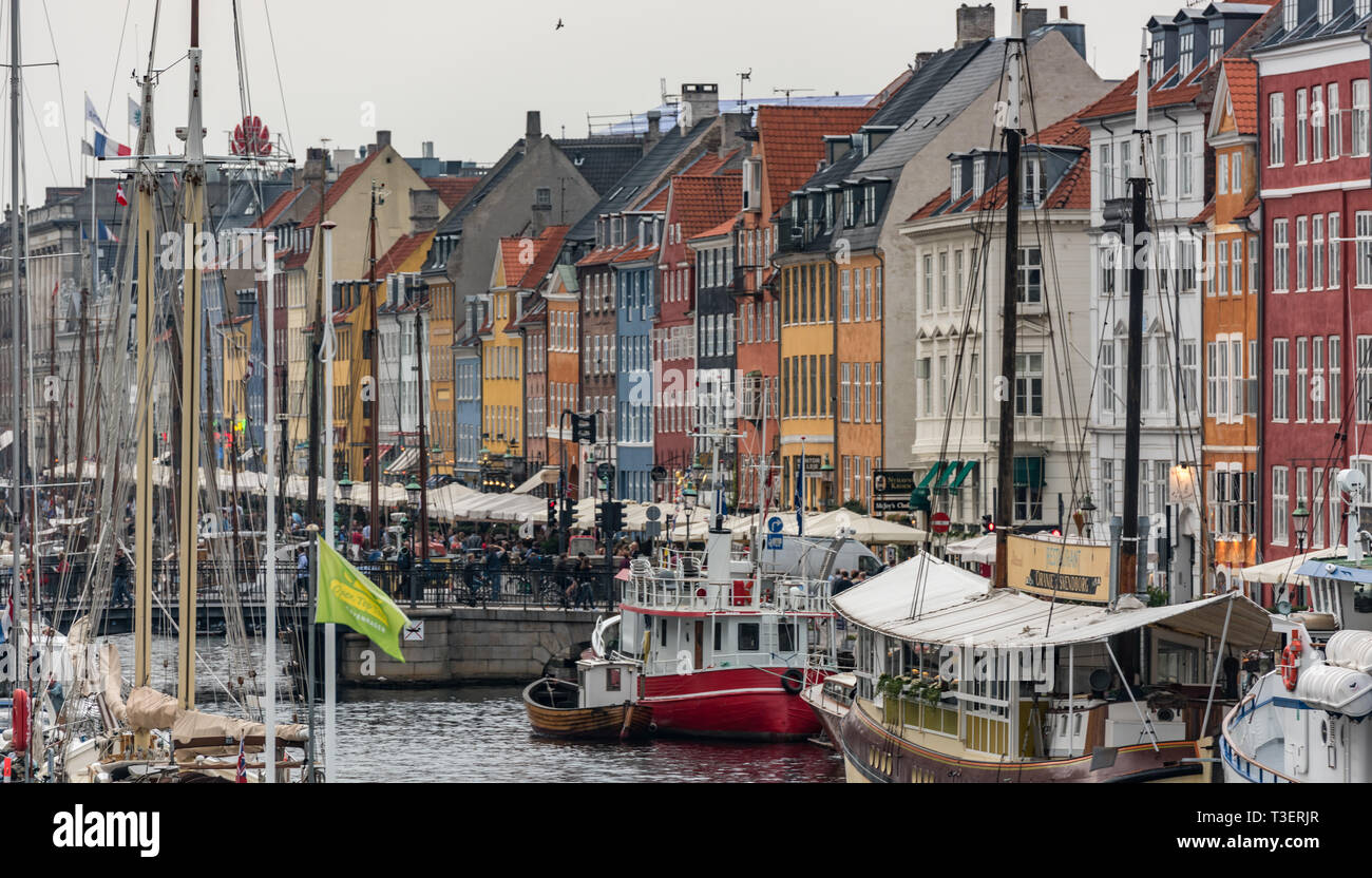 A busy afternoon in colourful Nyhavn, Copenhagen Stock Photo - Alamy