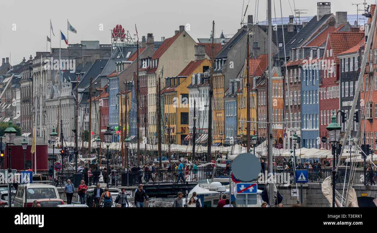 A busy afternoon in colourful Nyhavn, Copenhagen Stock Photo - Alamy