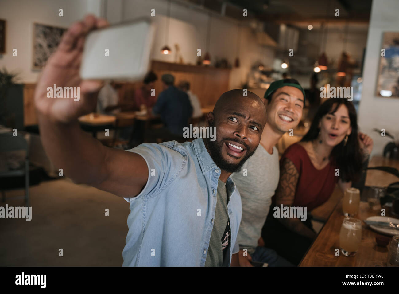 Asian woman taking selfies hi-res stock photography and images - Alamy