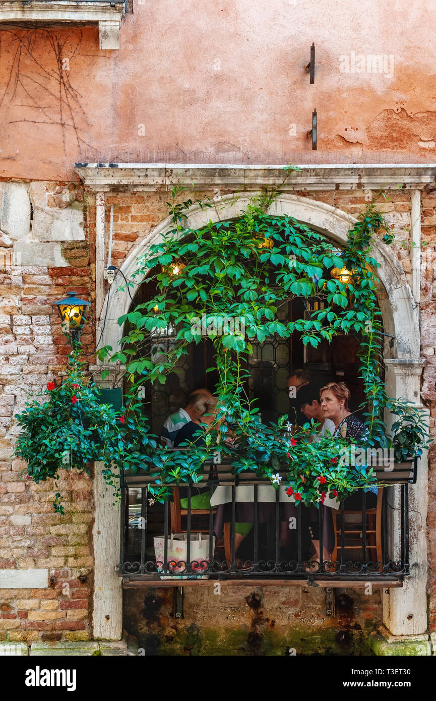 Cafe windows hi-res stock photography and images - Alamy