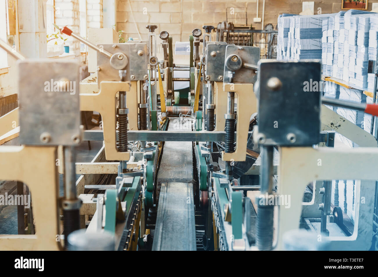 Machine for stitching sheets of paper in printing. Magazine, brochure ...