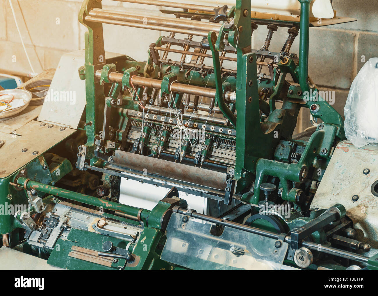 Machine for stitching sheets of paper in printing. Magazine, brochure ...