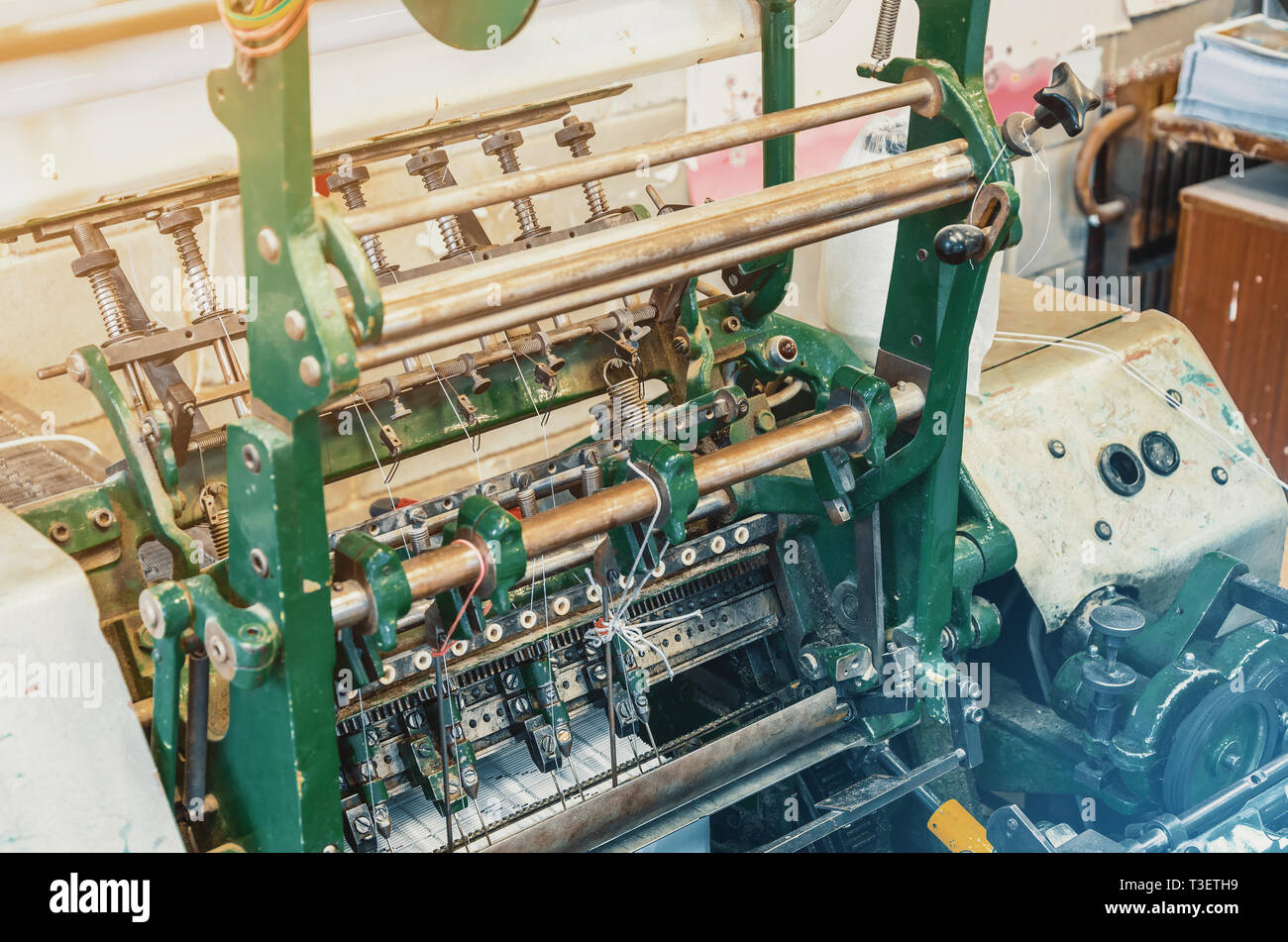 Machine for stitching sheets of paper in printing. Magazine, brochure ...