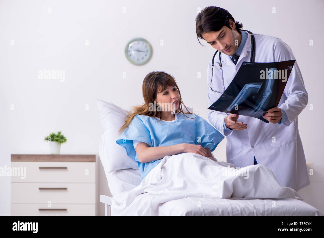 Doctor examining xray in ward hi-res stock photography and images - Alamy