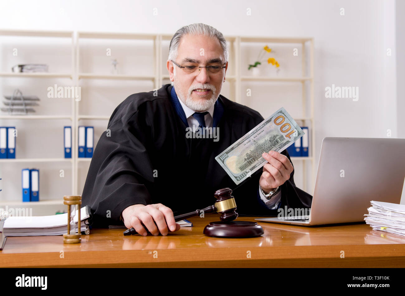 Aged lawyer working in the courthouse Stock Photo - Alamy