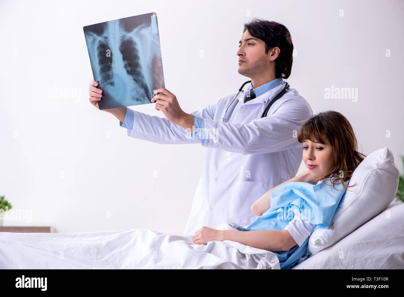 Doctor examining xray in ward hi-res stock photography and images - Alamy