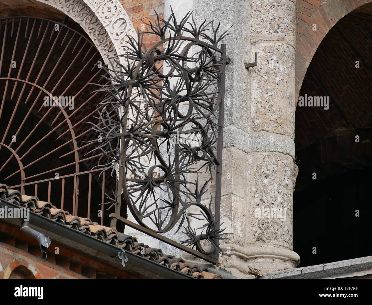 Metal crown of thorns in front of church Stock Photo - Alamy