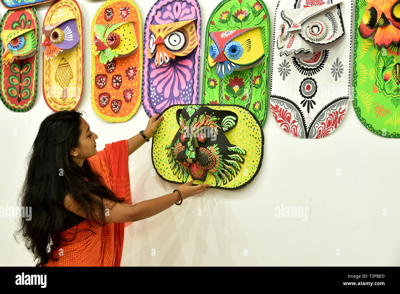 (190409) -- DHAKA, April 9, 2019 (Xinhua) -- A Bangladeshi girl shows ...