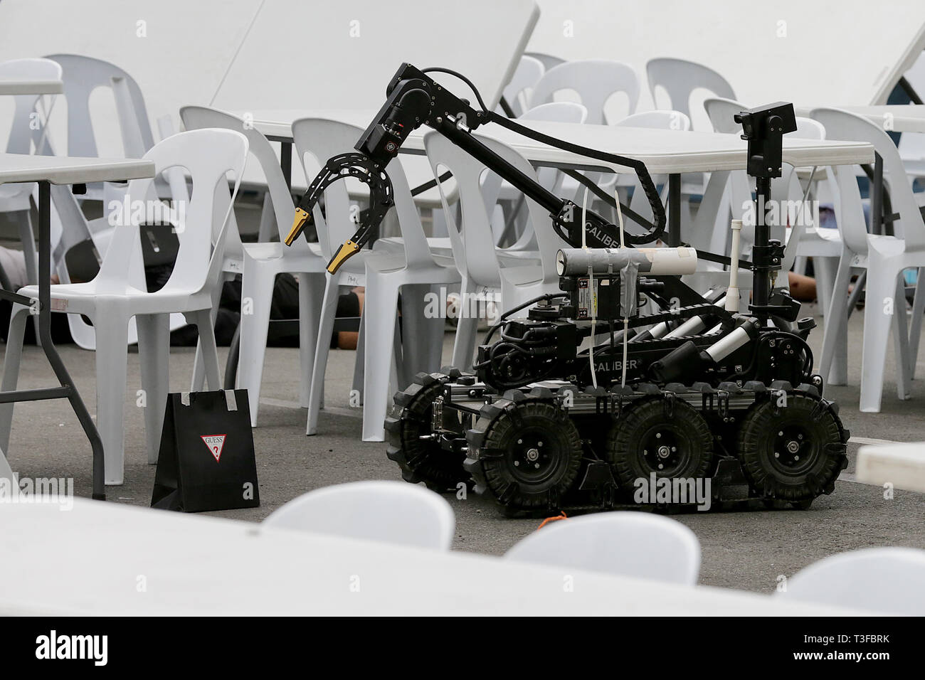Quezon City. 9th Apr, 2019. A bomb disposal robot of the Philippine ...