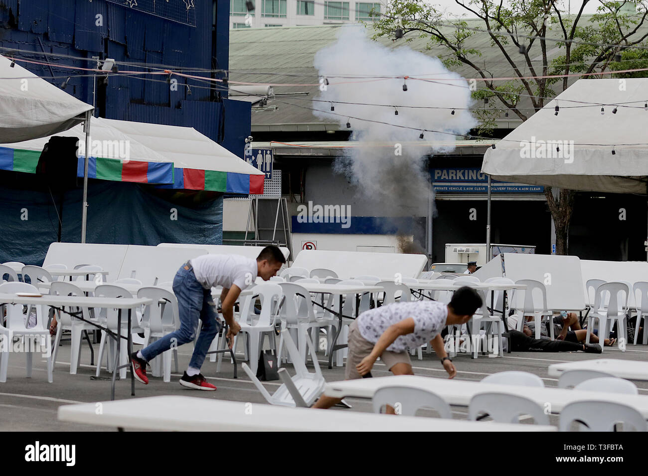 Quezon City. 9th Apr, 2019. Mock tourists participate in a bomb drill ...