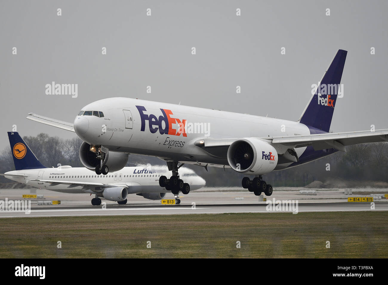 Fedex boeing 777 cargo hi-res stock photography and images - Alamy