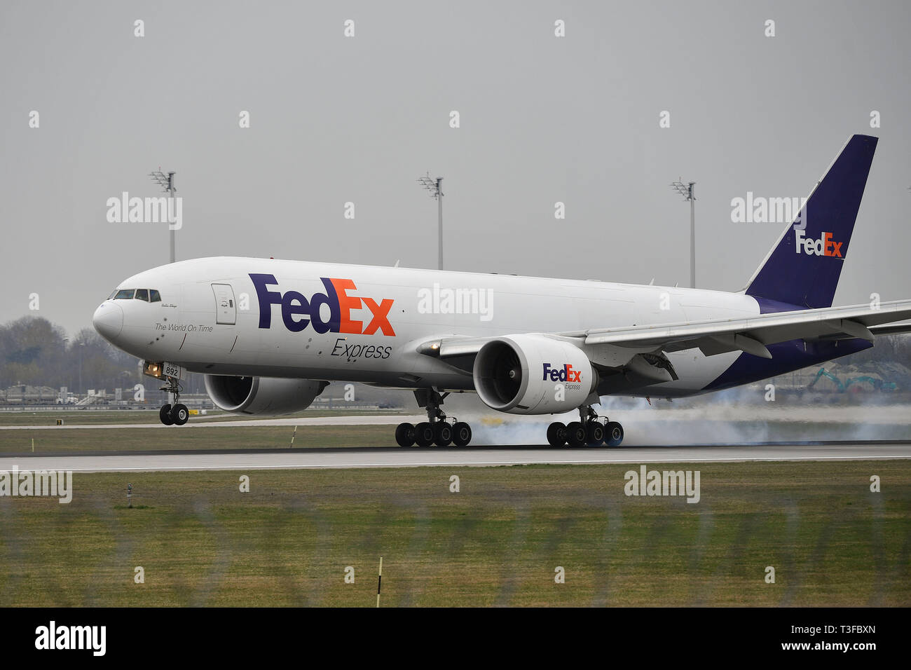 Fedex boeing 777 cargo hi-res stock photography and images - Alamy