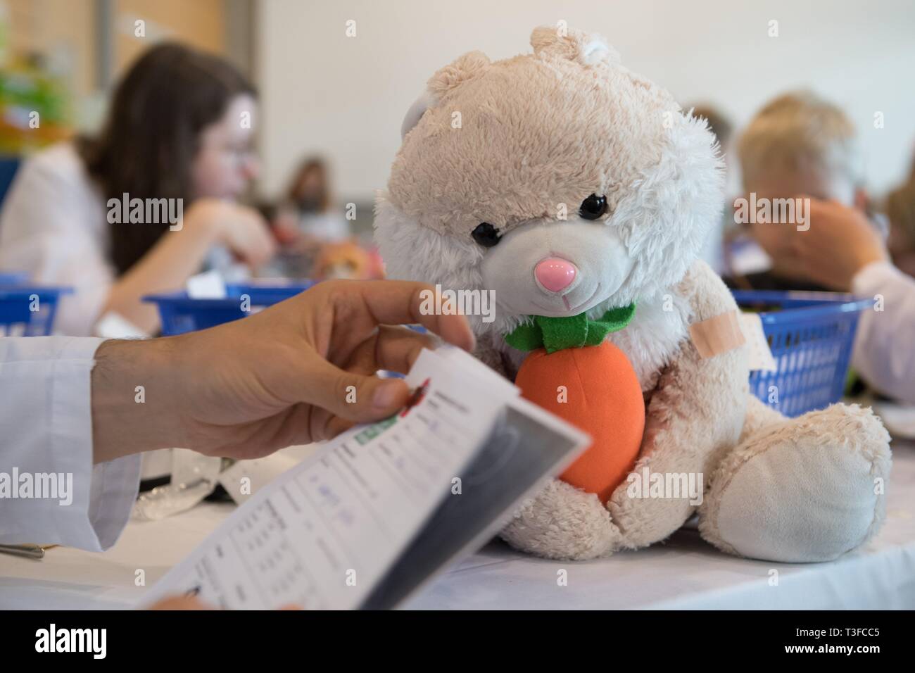 Dresden, Germany. 09th Apr, 2019. A stuffed animal is sitting on a ...