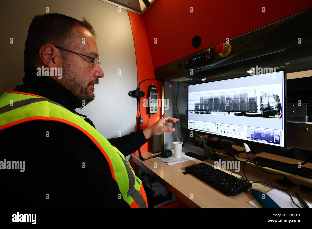 Hermsdorf, Germany. 09th Apr, 2019. A customs officer is sitting at the ...