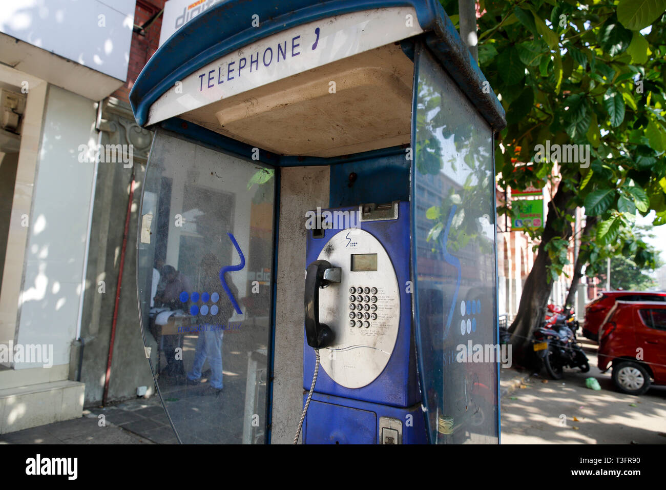 Pay phone booth hi-res stock photography and images - Alamy