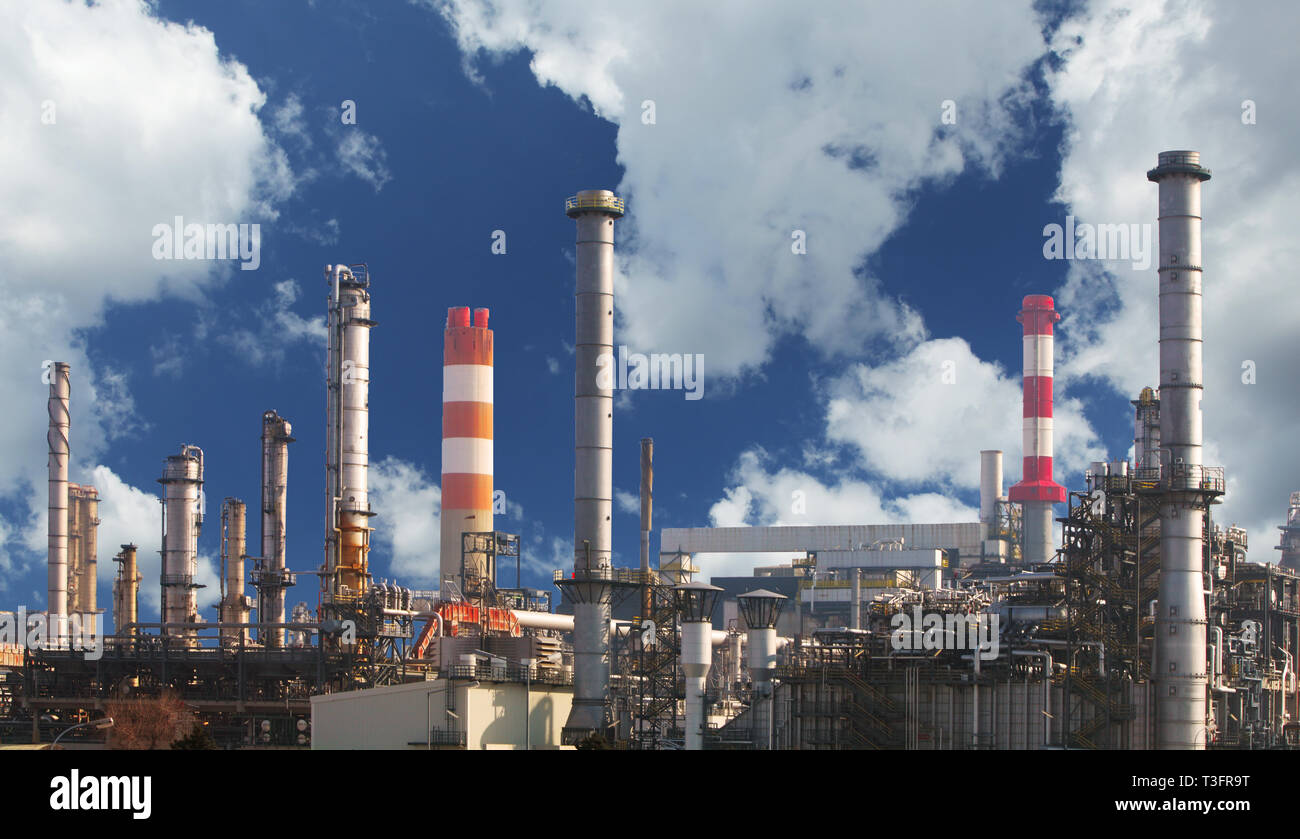 Refinery and tank storage facility hi-res stock photography and images ...