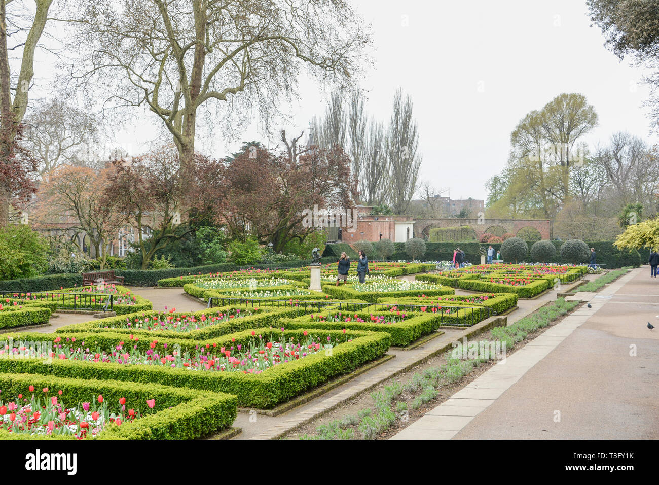 Holland park london statue hi-res stock photography and images - Alamy
