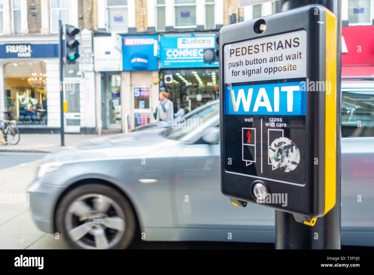 Wait here sign hi-res stock photography and images - Alamy