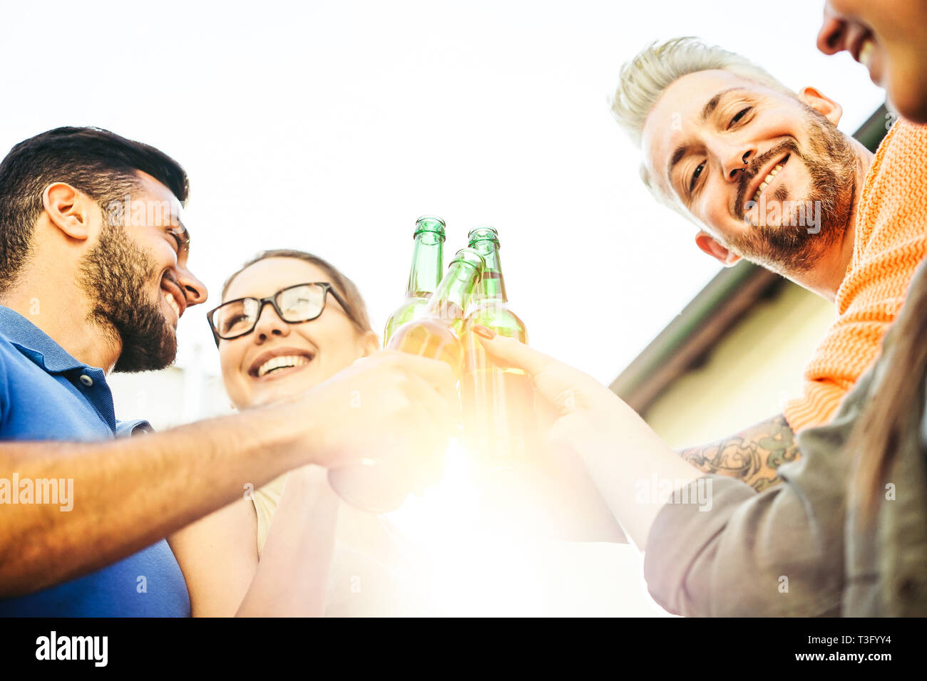 Group of friends drinking alcohol hi-res stock photography and images ...