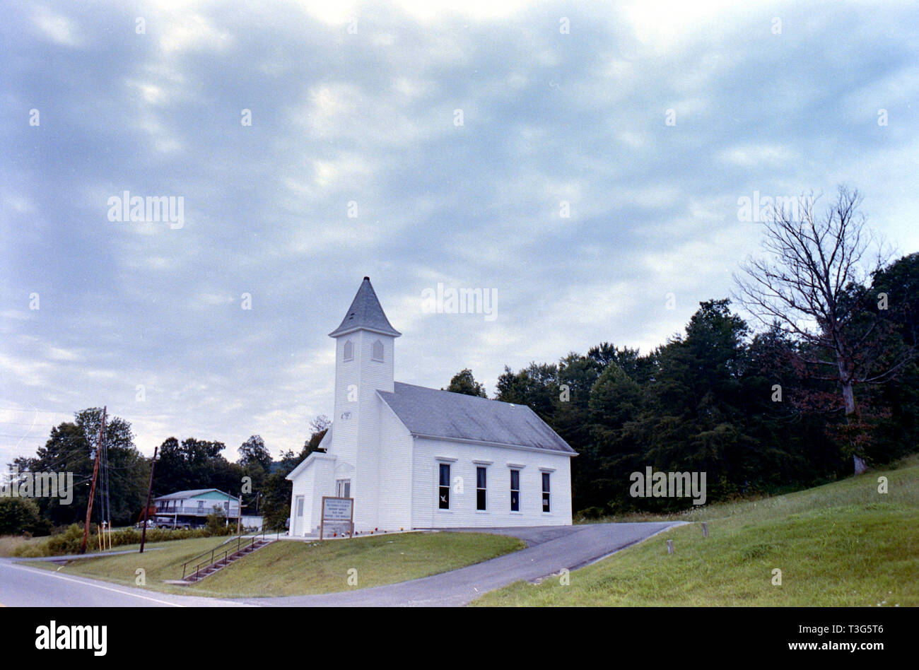 Little white church hi-res stock photography and images - Alamy