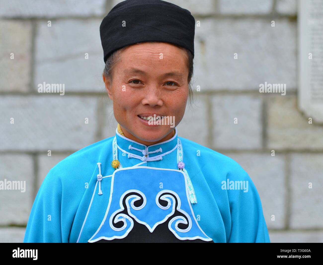 Chinese traditional blue dress hi-res stock photography and images - Alamy