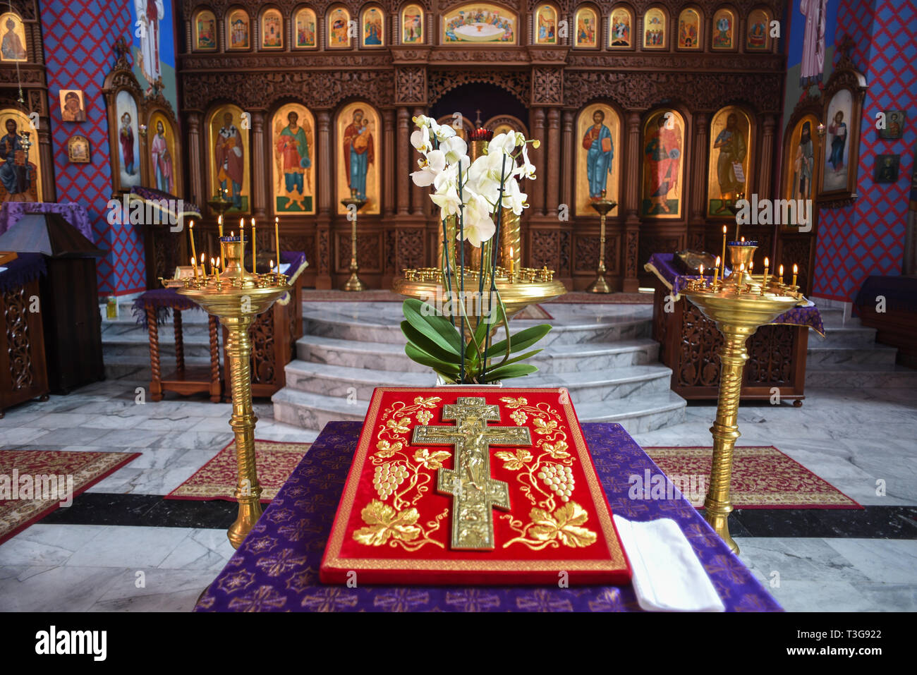 Cross inside church white cloth hi-res stock photography and images - Alamy