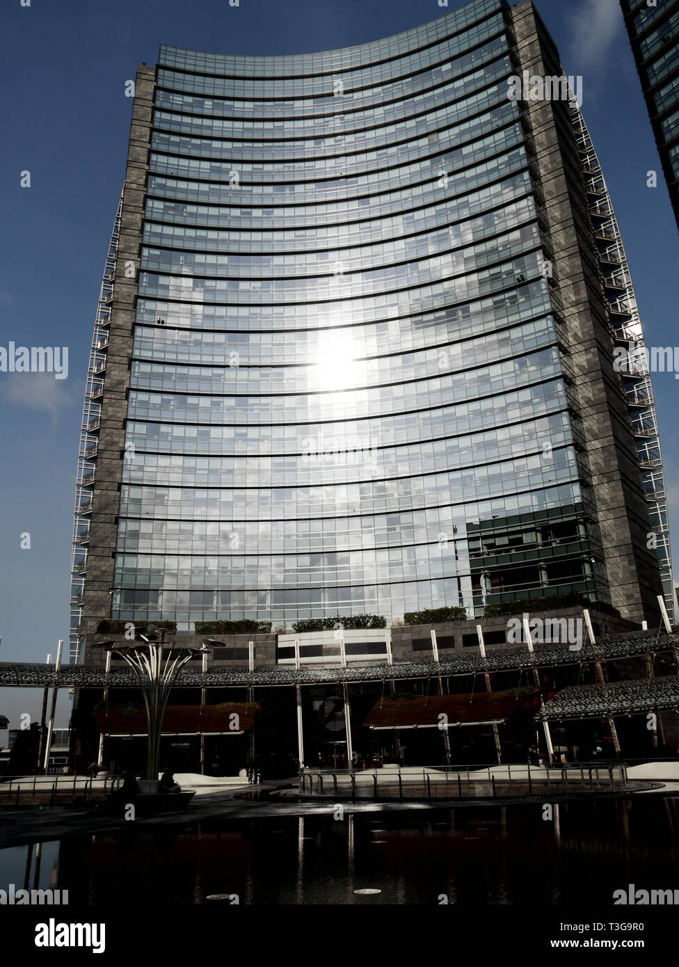 Modern high-rise building with reflection of the sun Stock Photo - Alamy