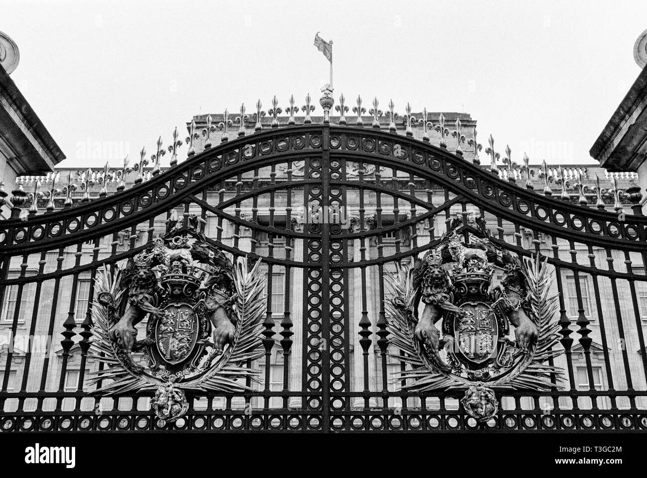 Gates buckingham palace england Black and White Stock Photos & Images ...