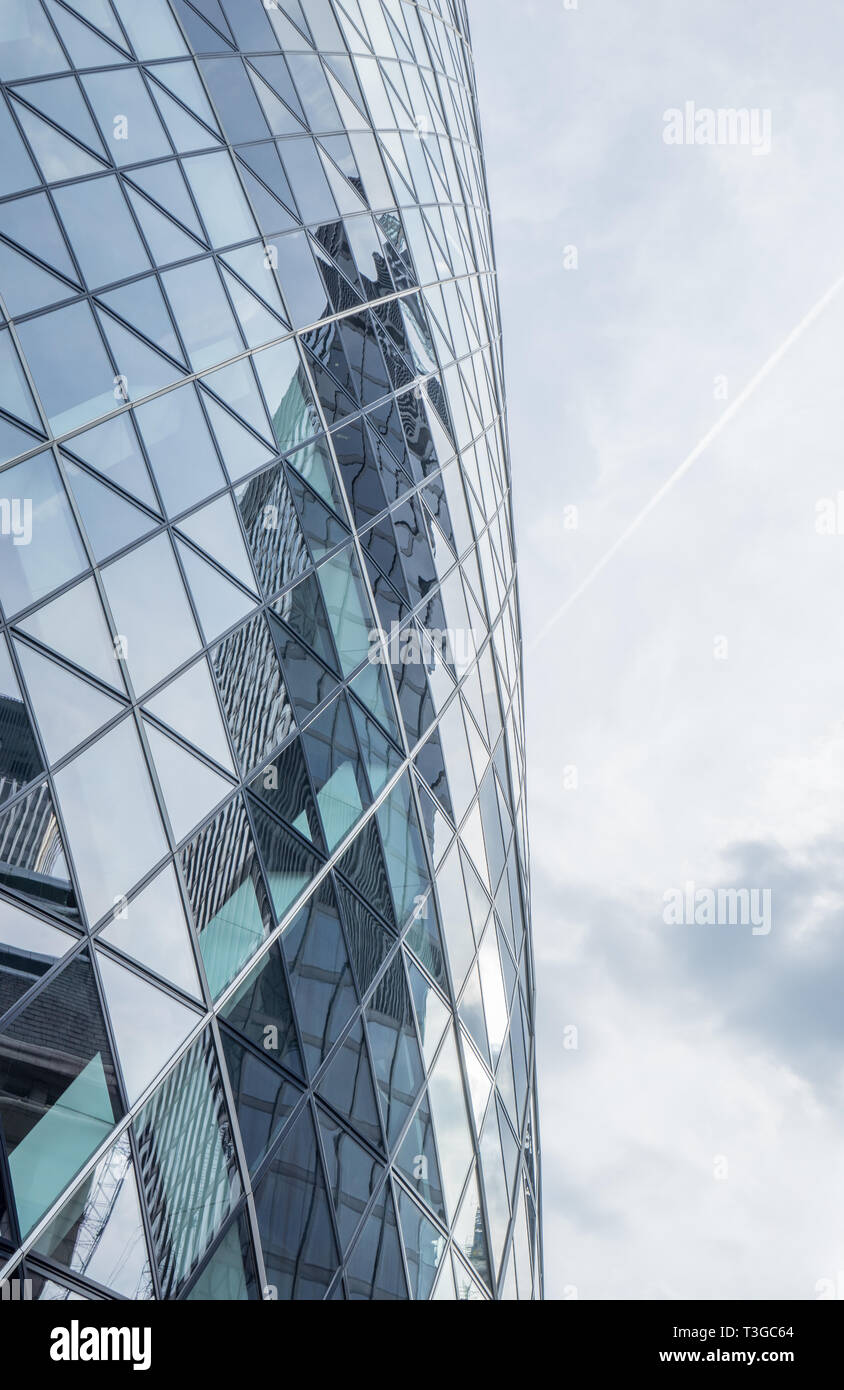 ‘The Gherkin’ skyscraper building in the cities financial district ...