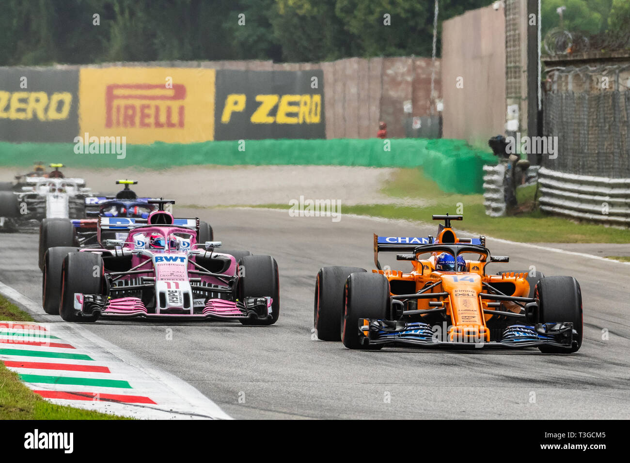 Race formula 1 overtaking hi-res stock photography and images - Alamy