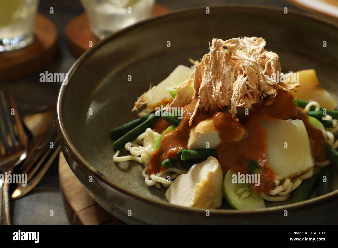 Rujak Juhi or Mie Juhi, the Noodles and Vegetables Salad with Crispy ...