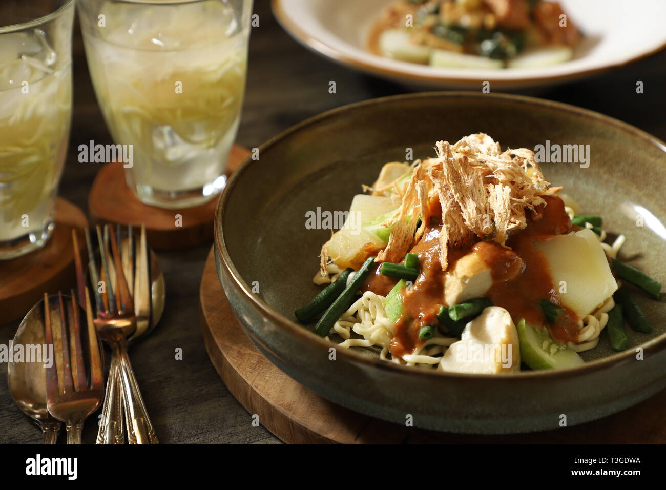 Rujak Juhi or Mie Juhi, the Noodles and Vegetables Salad with Crispy ...