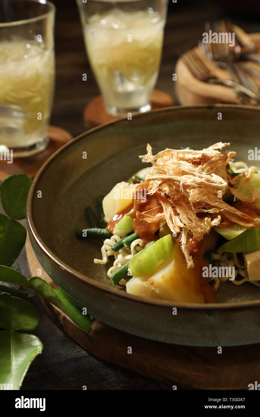 Rujak Juhi or Mie Juhi, the Noodles and Vegetables Salad with Crispy ...