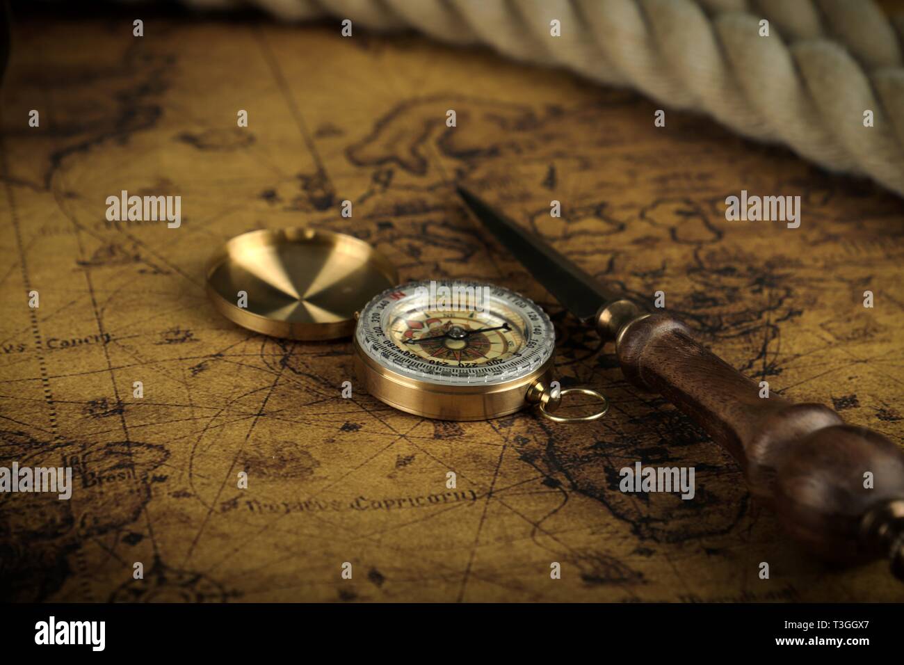 Old world map compass hi-res stock photography and images - Alamy