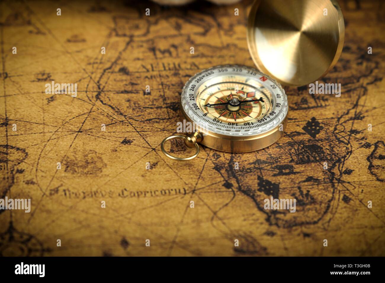 Old world map compass hi-res stock photography and images - Alamy