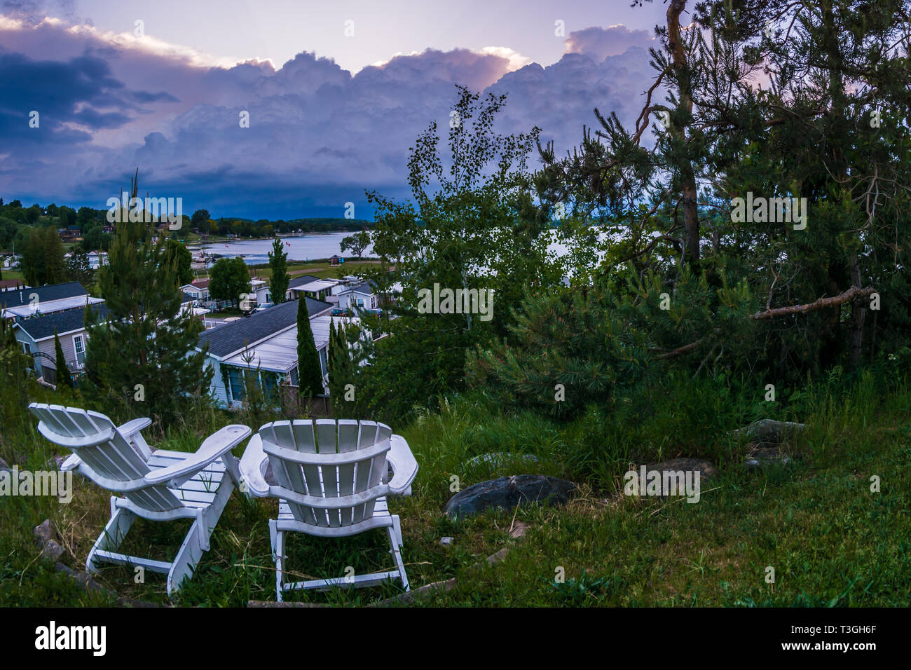 Muskoka chairs hi-res stock photography and images - Alamy