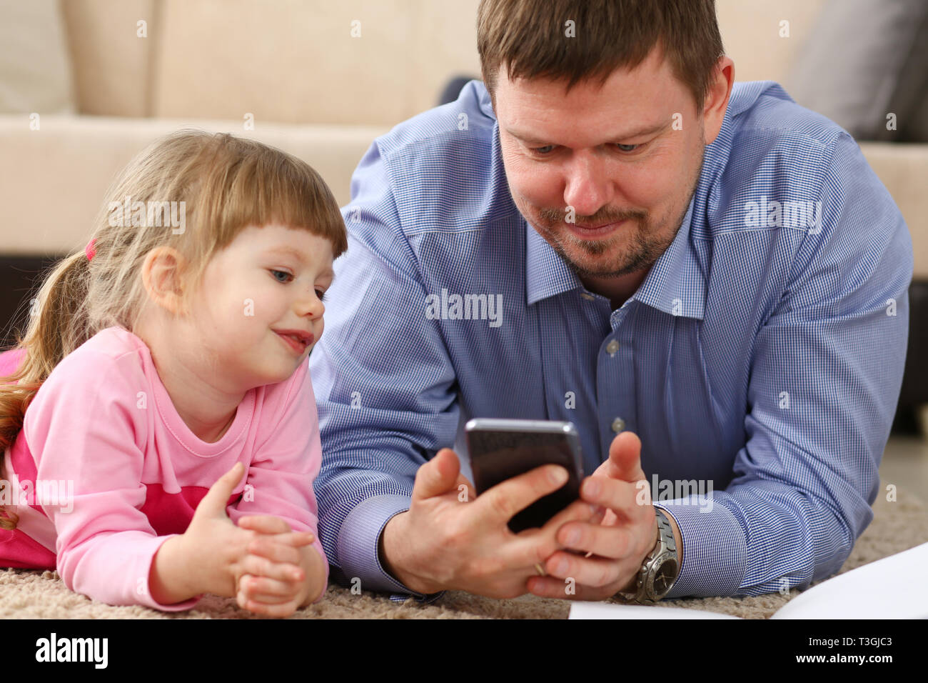 Father girl phone call hi-res stock photography and images - Alamy