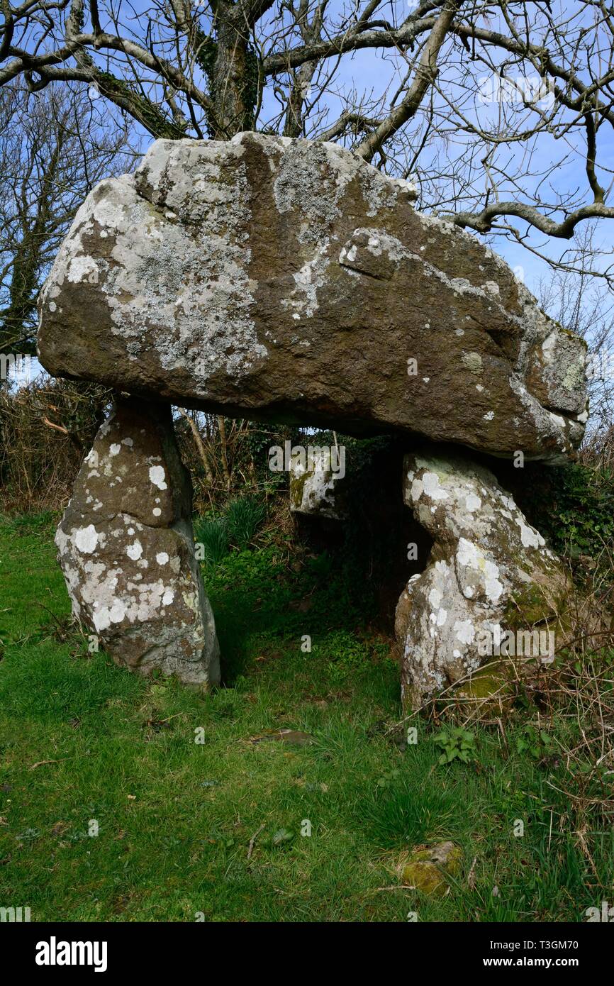 Hanging stone hi-res stock photography and images - Alamy