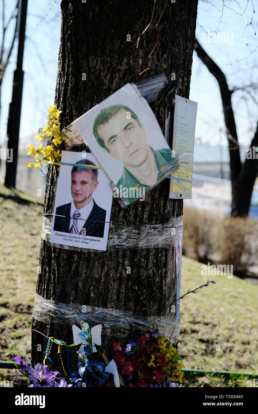 Makeshift monument to commemorate the victims of the protests at Maidan ...