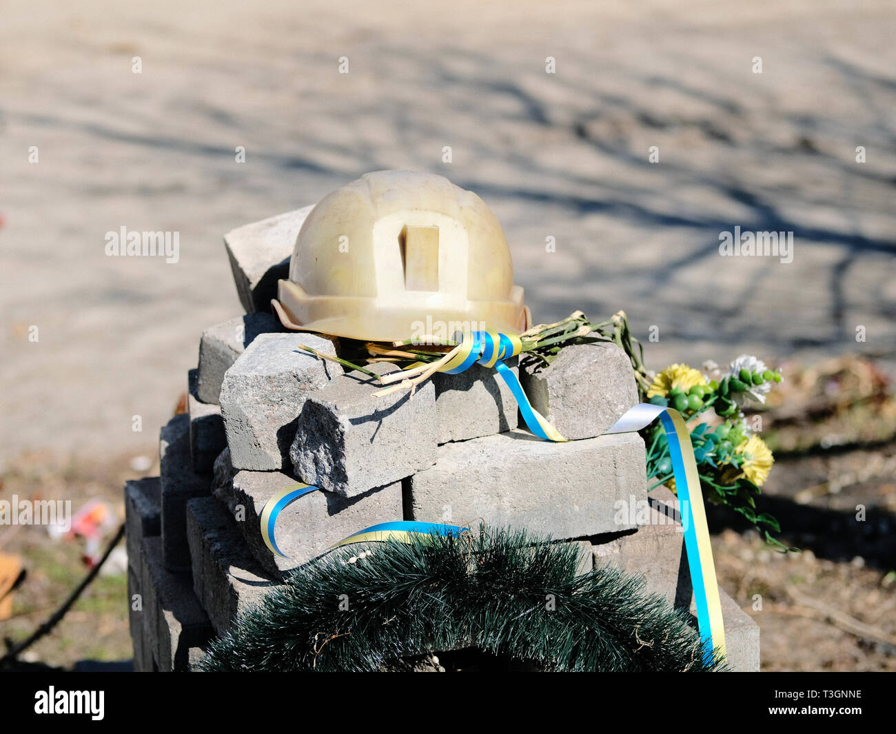 Makeshift monument to commemorate the victims of the protests at Maidan ...