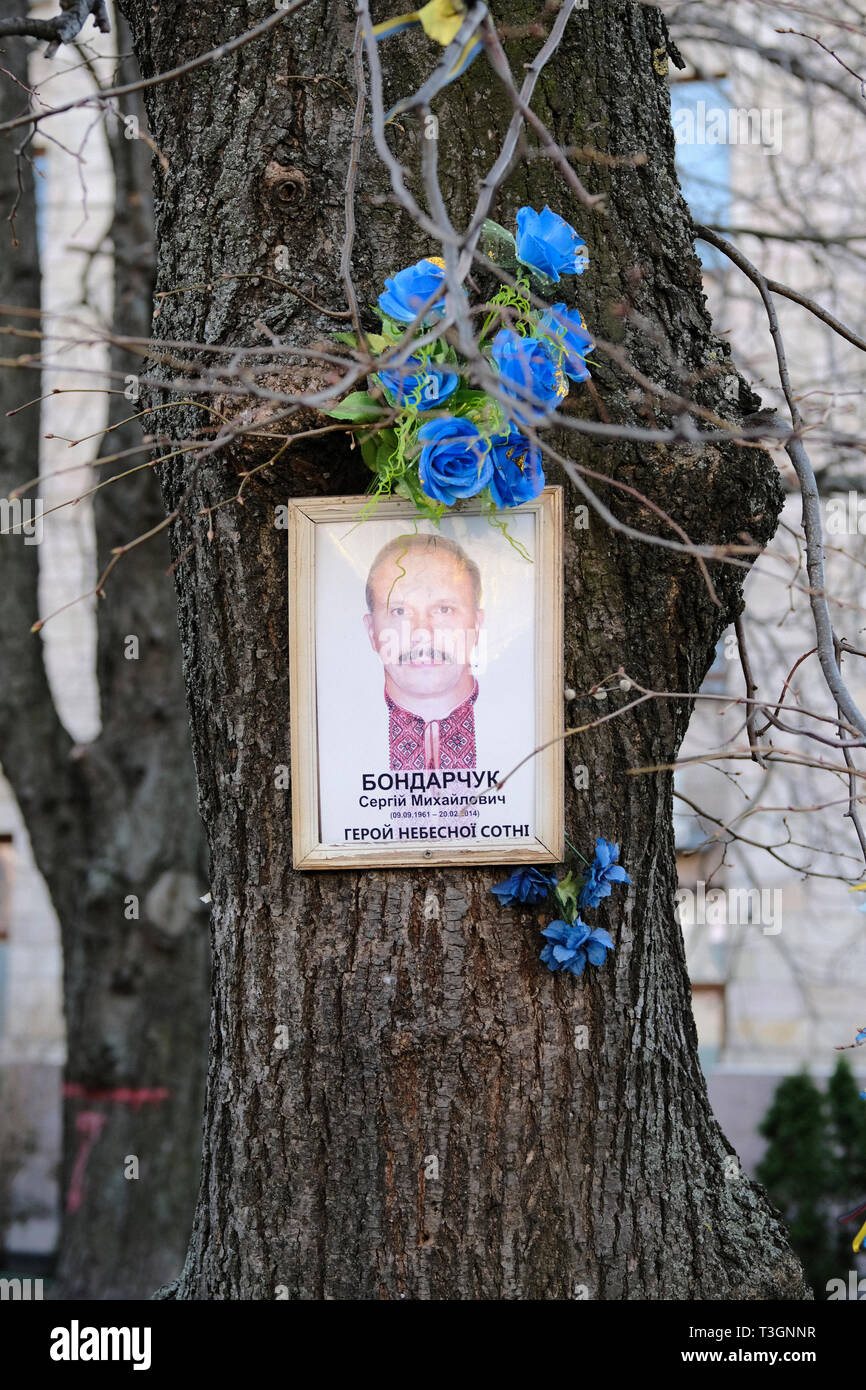Makeshift monument to commemorate the victims of the protests at Maidan ...