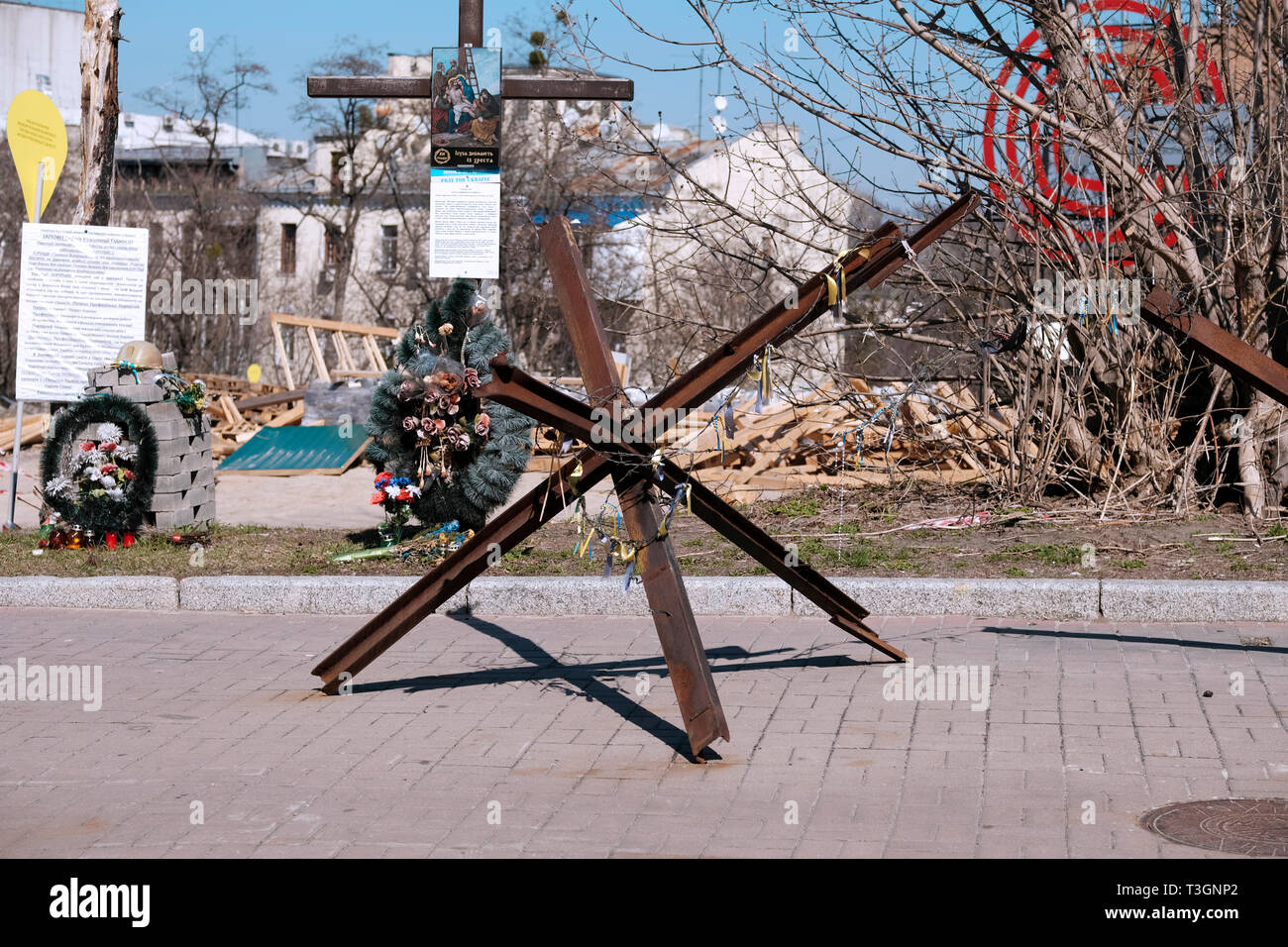 Makeshift monument to commemorate the victims of the protests at Maidan ...