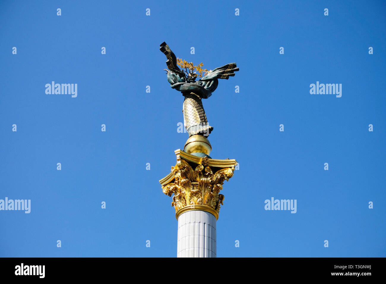 Victory Column at Maidan Nezalezhnosti (Maidan Square) in central Kiev ...
